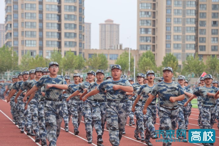 陕西国际商贸学院举行2024级新生军训成果汇报暨表彰大会_高校频道_未来网